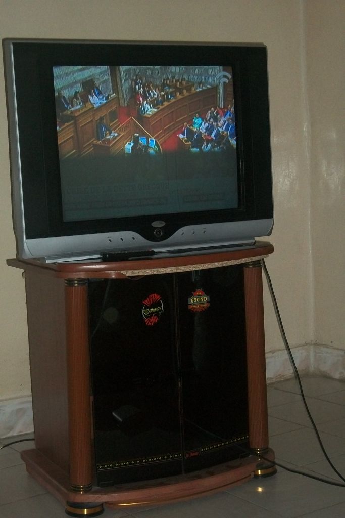 TV + décodeur + table à Djibouti