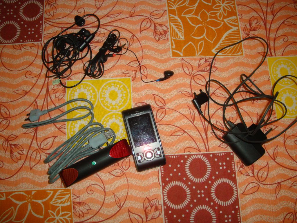 Téléphone portable Sony Erickson + Baffles et accessoires à Djibouti