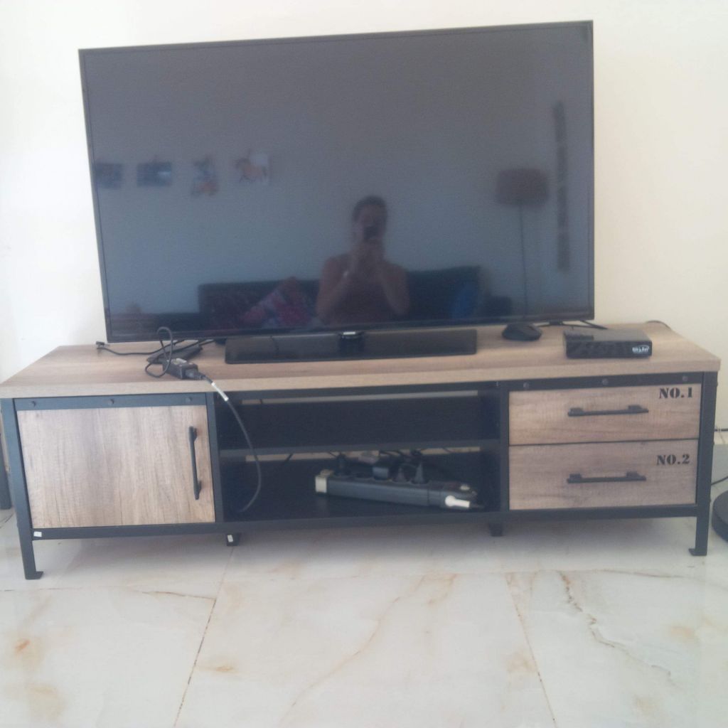 Grand écran plat avec son table tv et son décodeur à Djibouti