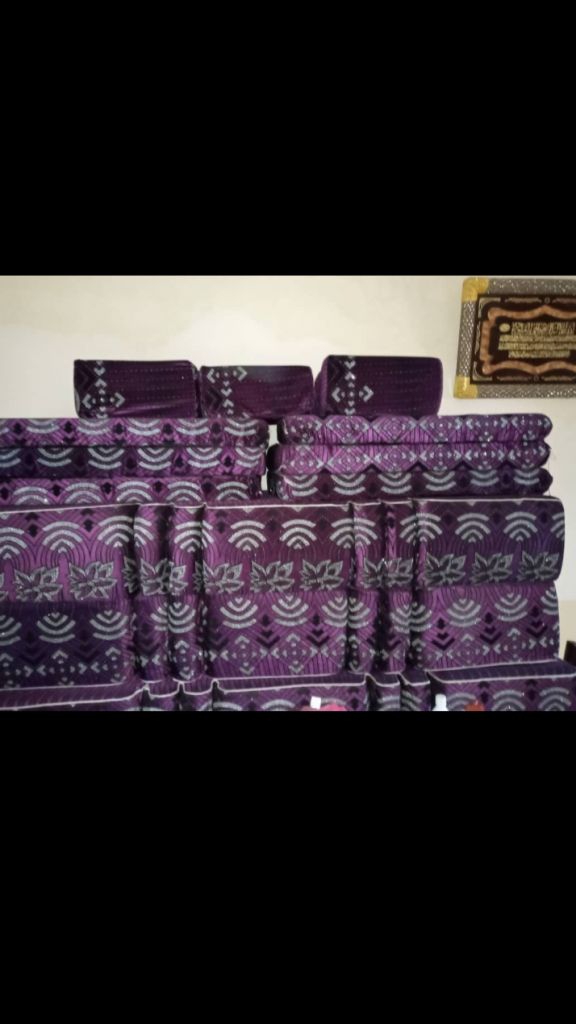 Salon violet de trois pièces avec draps et rideaux à Djibouti