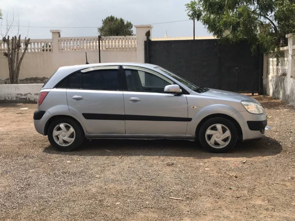 Voiture Kia Rio châssis court à Djibouti