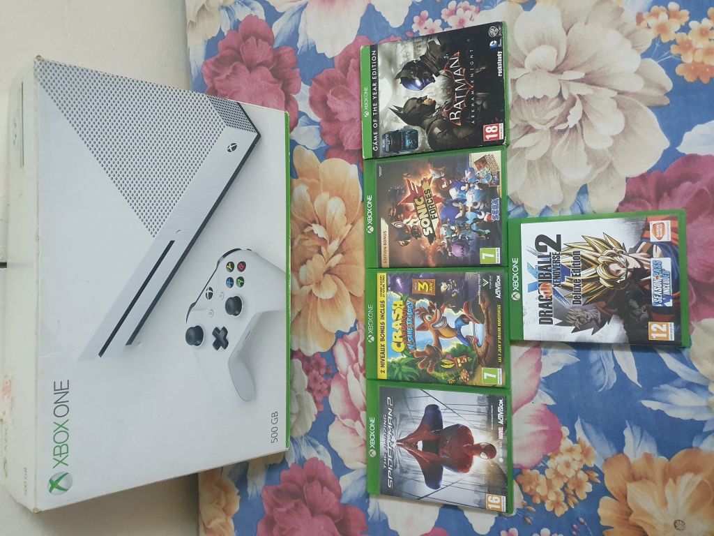 Console Xbox One + 5 CD à Djibouti