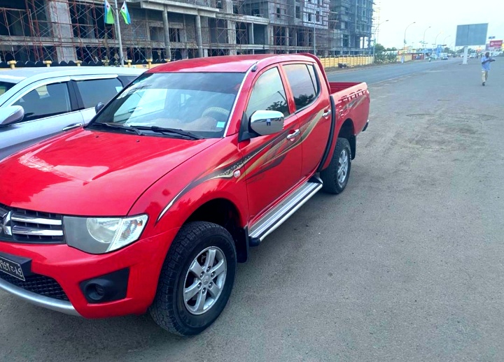 Mitsubishi L200 4x4 rouge très bon état à Djibouti
