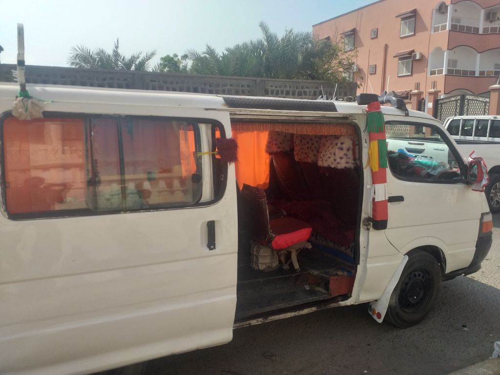 Mini-bus Toyota Hiace. à Djibouti