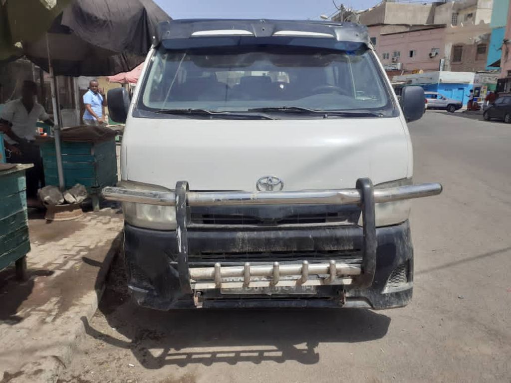 Mini-bus Toyota hiace à Djibouti
