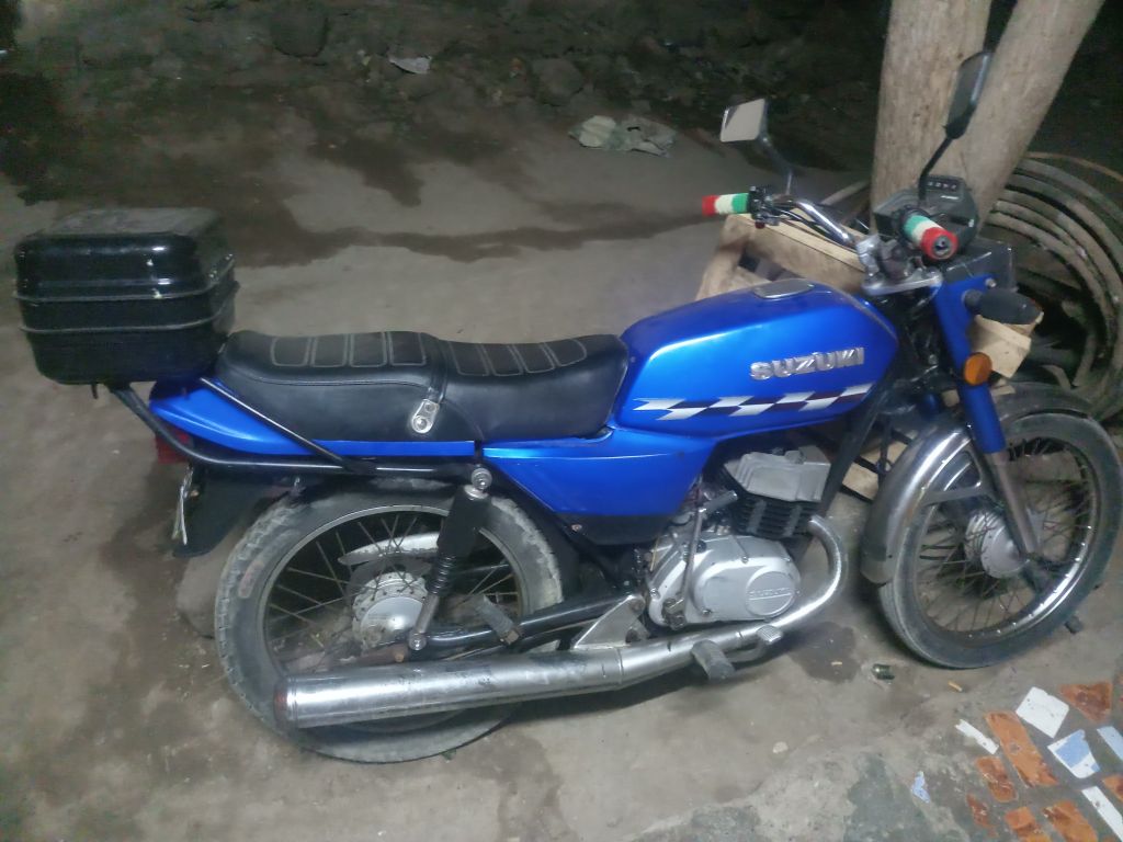 Moto AX100 à Djibouti