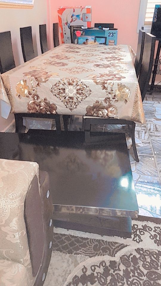 Table de Télé Table Basse et Table à Manger peu utilisé à Djibouti