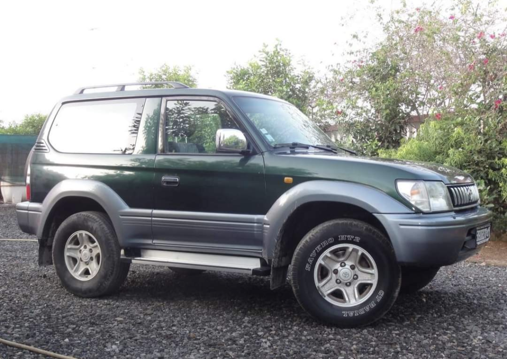 Voiture TOYOTA LAND CRUISER KZJ90 VX (châssis court – finition VX) à ...