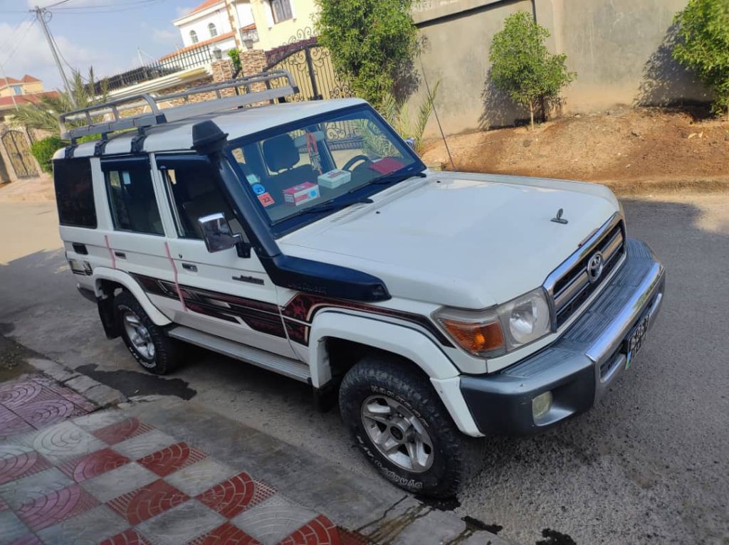 Voiture Toyota Hard top 2017 tout option à Djibouti