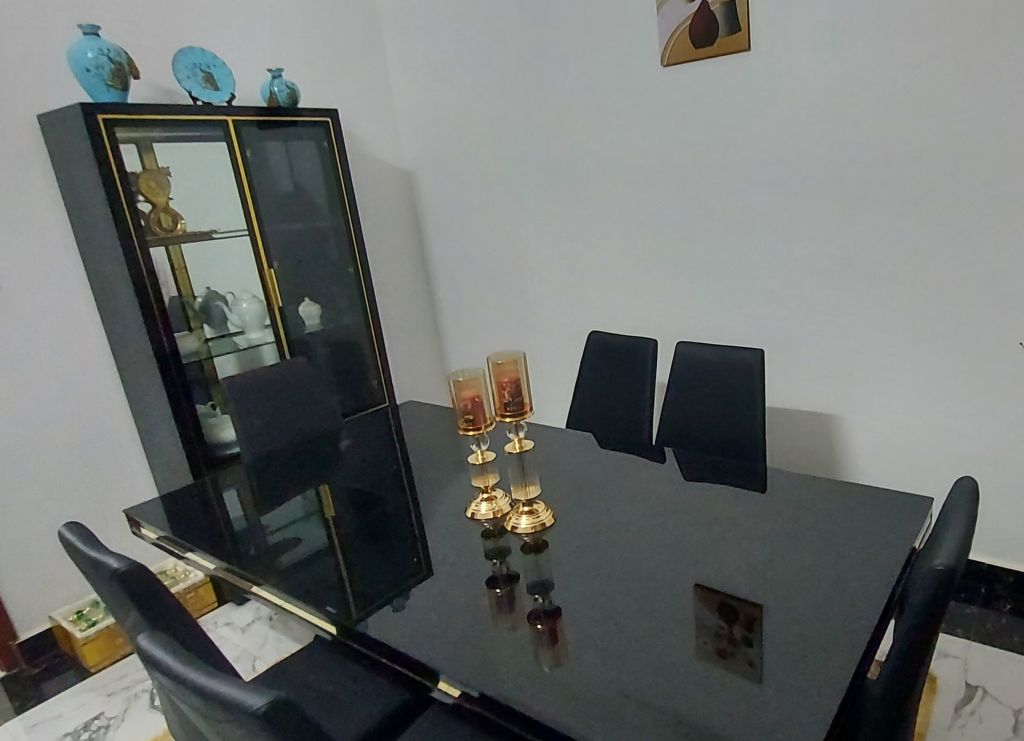 Meuble table à manger neuve avec toutes les accessoires à Djibouti