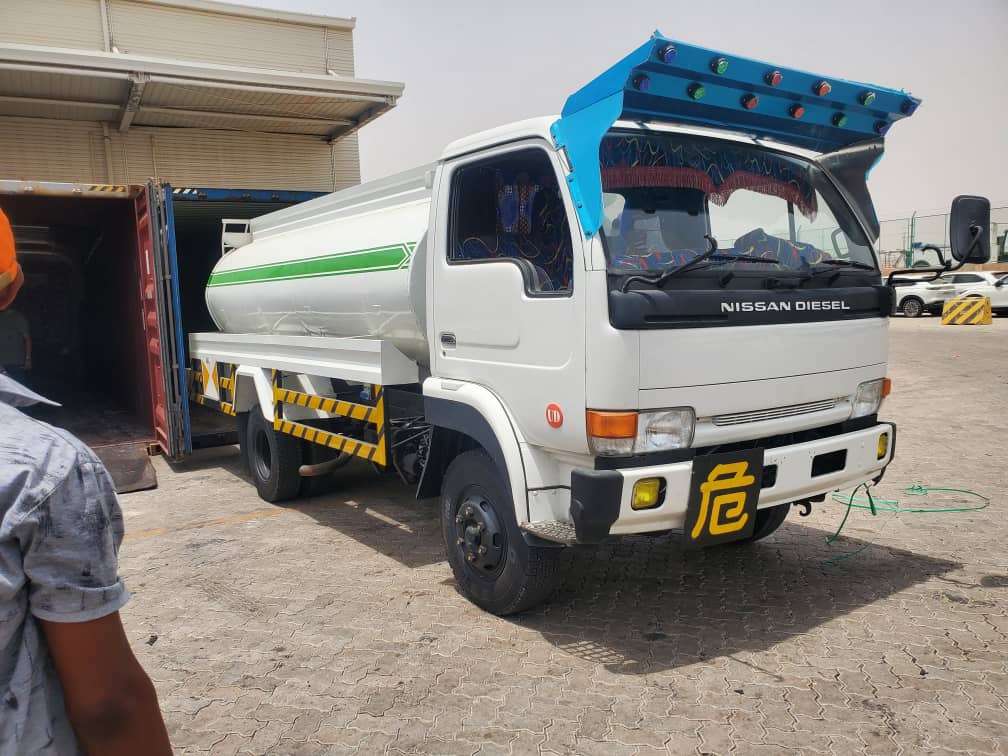 Camion citerne NISSAN UD Eau potable à Djibouti