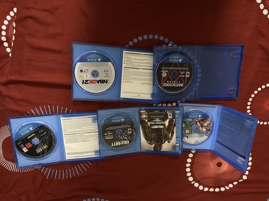 5 CD PS4 en bon état à Djibouti