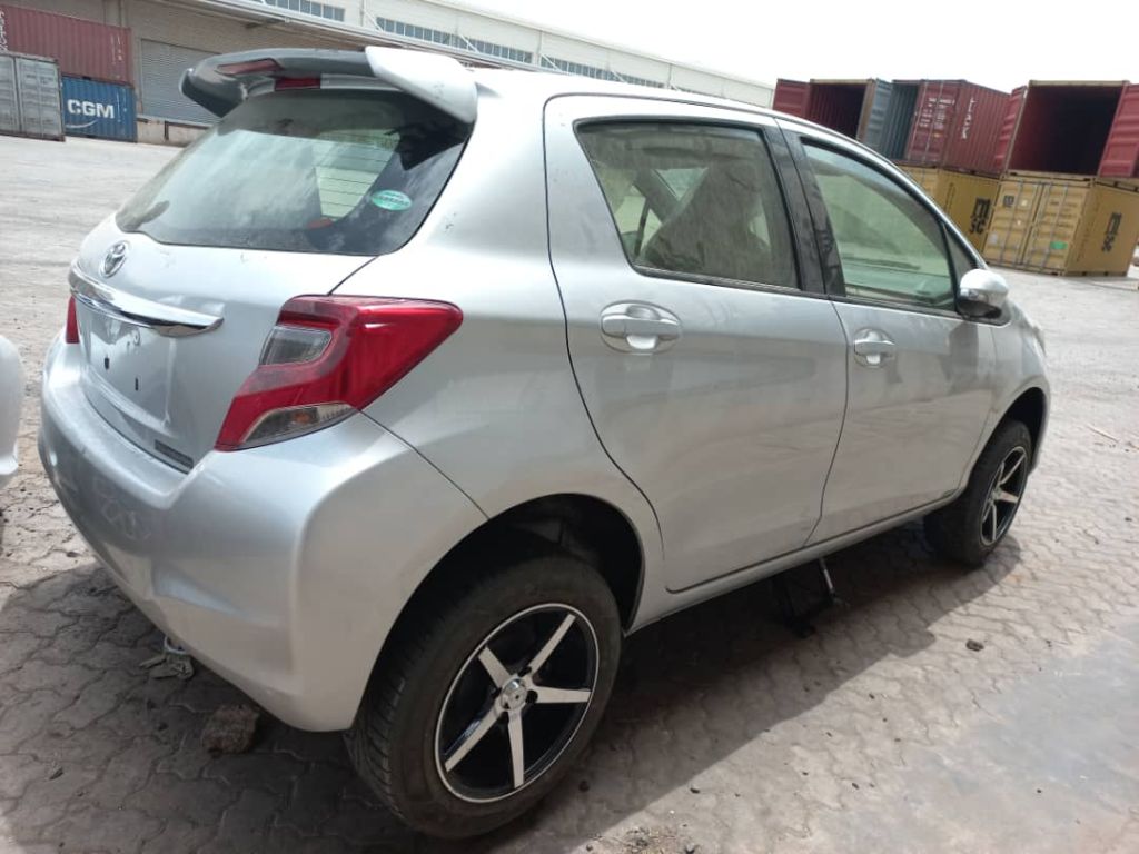 Voiture Toyota Vitz Année 2015 à Djibouti