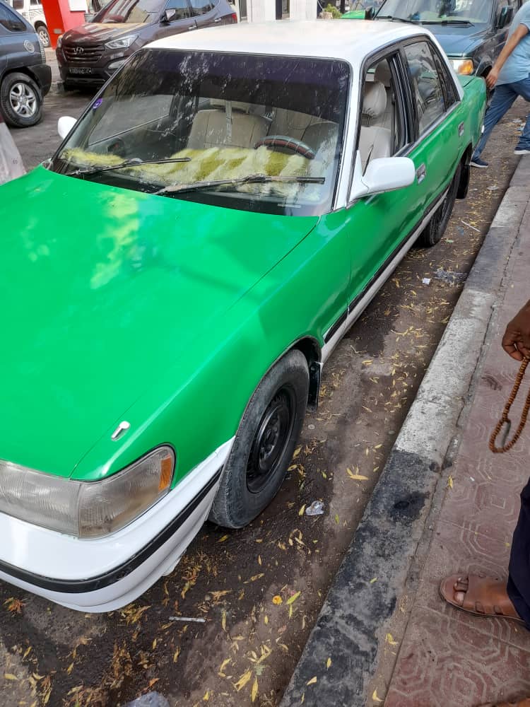 Voiture Taxi Toyota Mark II en très bon état à Djibouti
