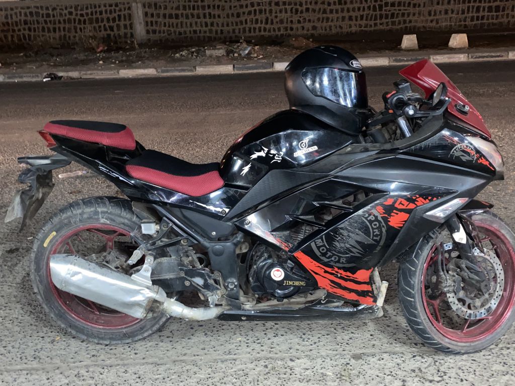Jincheng CBR 180cc couleur noir à Djibouti
