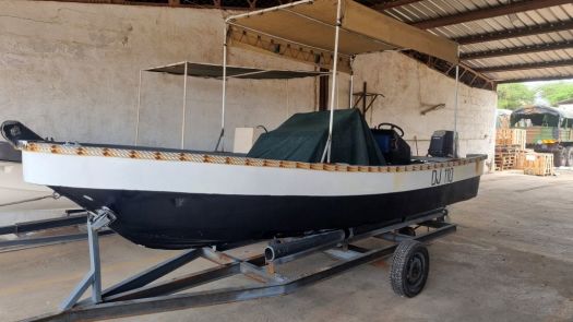 Barque type Marina Factory 7 places, moteur Yamaha 60 cv, à Djibouti