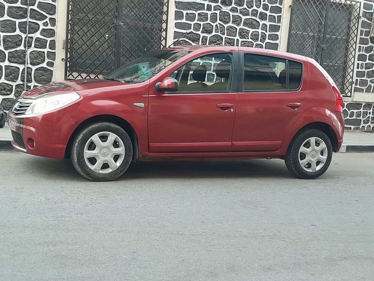 Renault Sandero model année 2013 à Djibouti