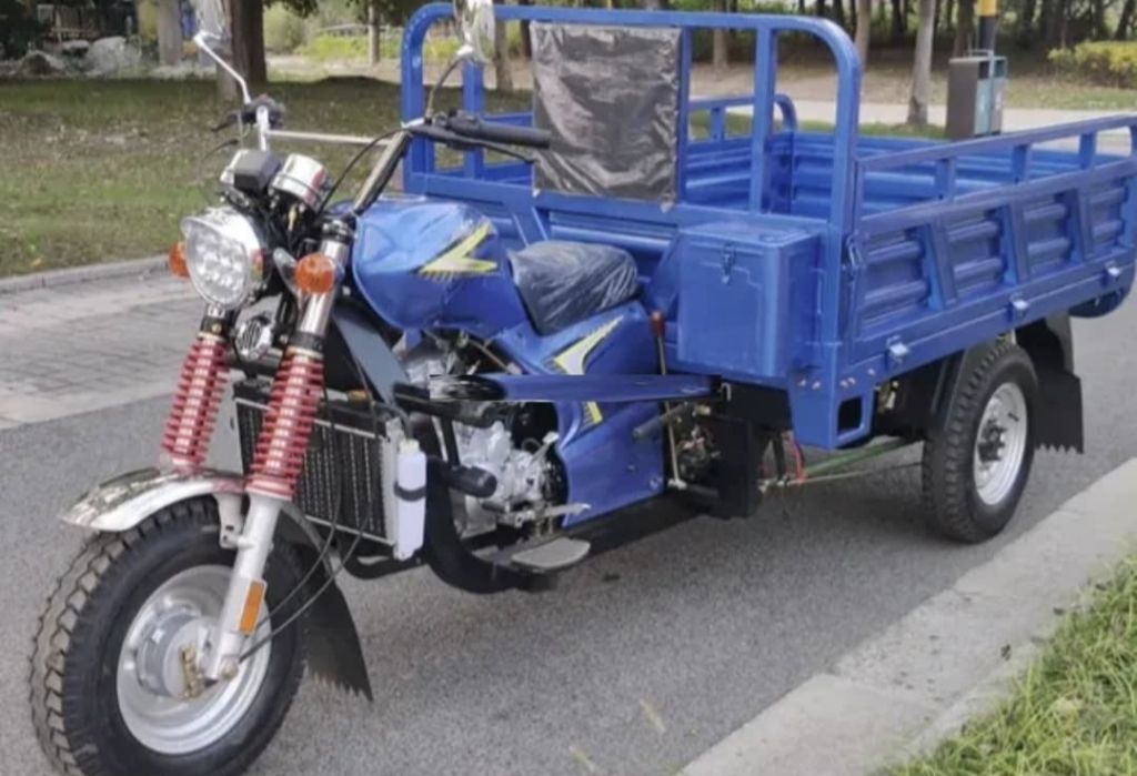 Tricycle avec elevateur à Djibouti