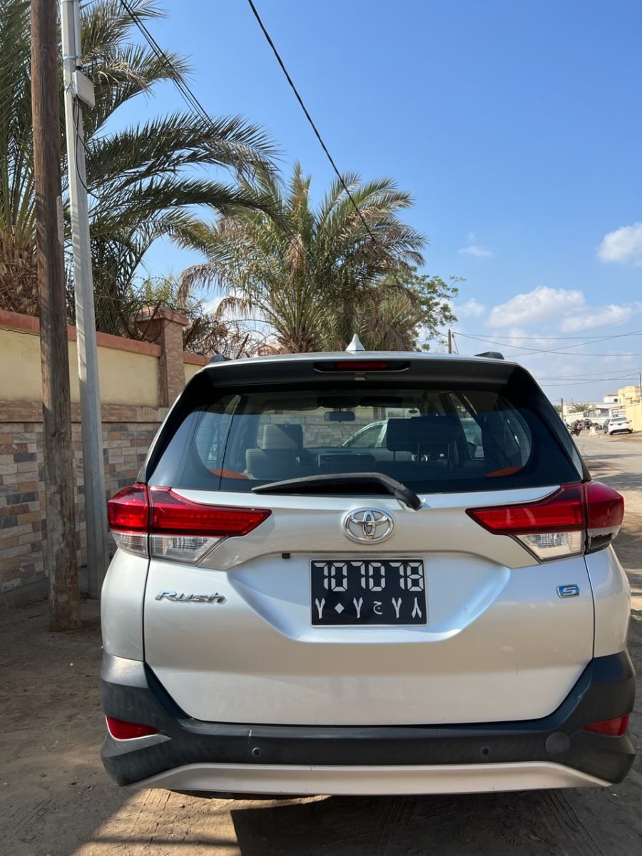 Toyota Rush 7 places, boîte automatique, parfait état à Djibouti