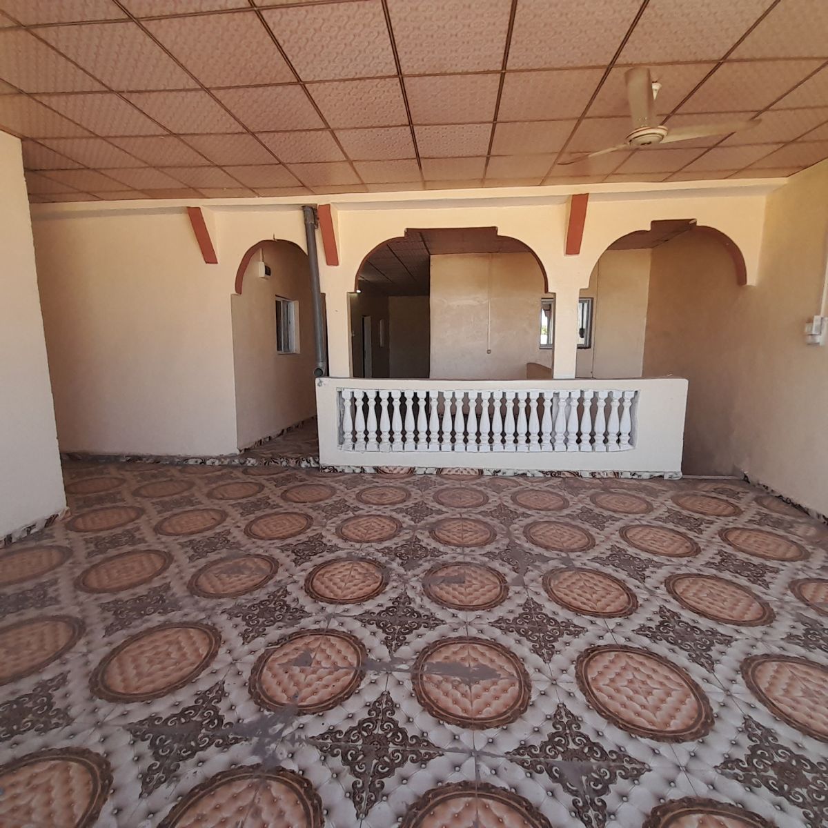 Maison 4 chambres équipée eau et électricité, proche route et marché ...