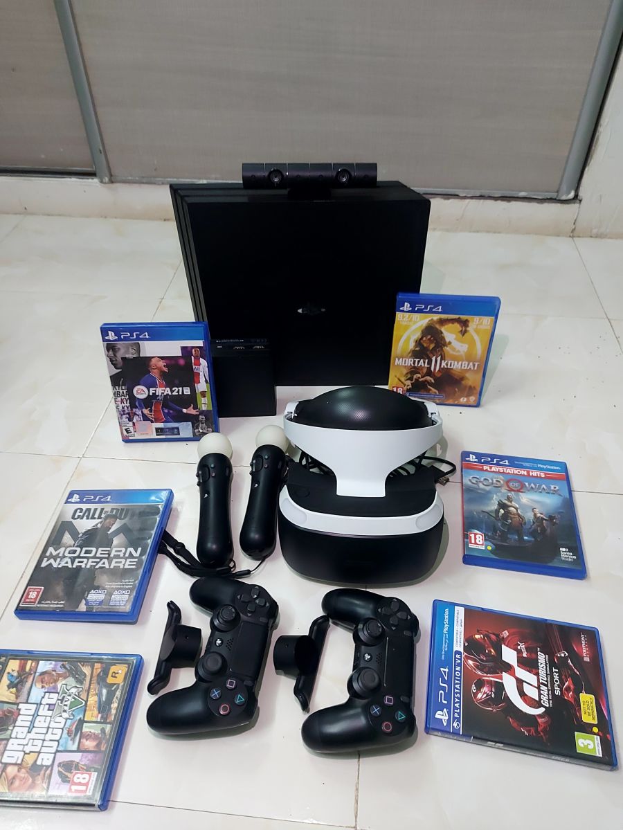 PS4 Pro + Jeux VR + Contrôles R3 & L3 inclus à Djibouti