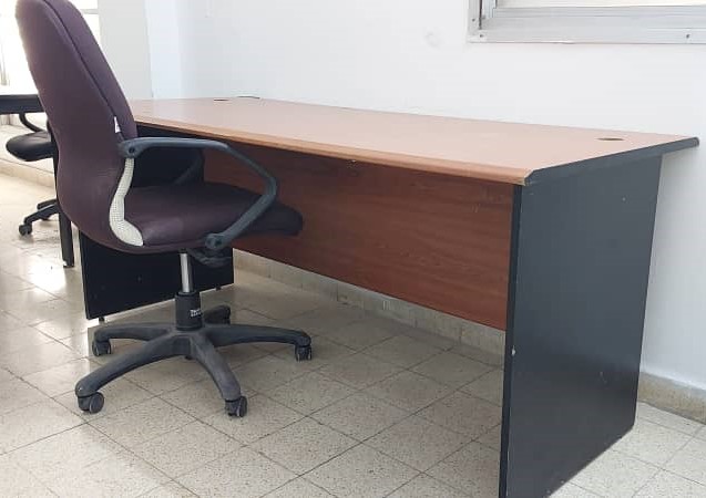 Meubles de bureau d'occasion à vendre - Table de 1,80 m et chaise ... Meubles de bureau d'occasion à vendre - Table de 1,80 m et chaise ...