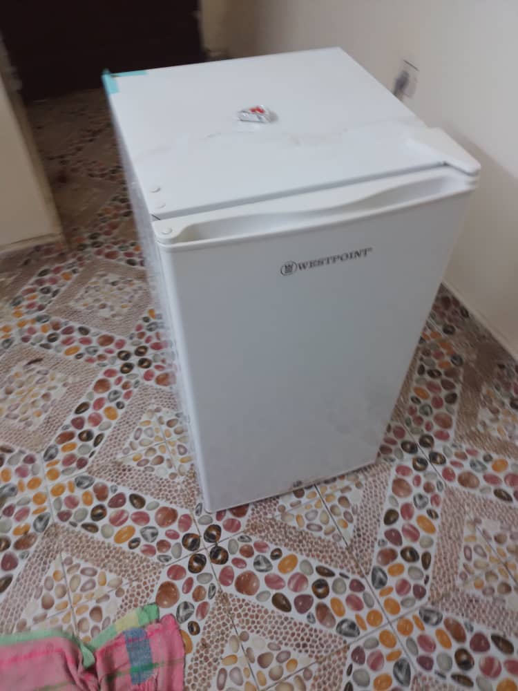 Mini Réfrigérateur Westpoint en Excellent État à Djibouti