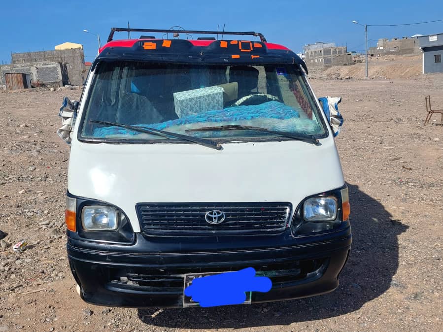 Mini-bus Toyota HiAce en excellent état avec pneus neufs et entretien ...