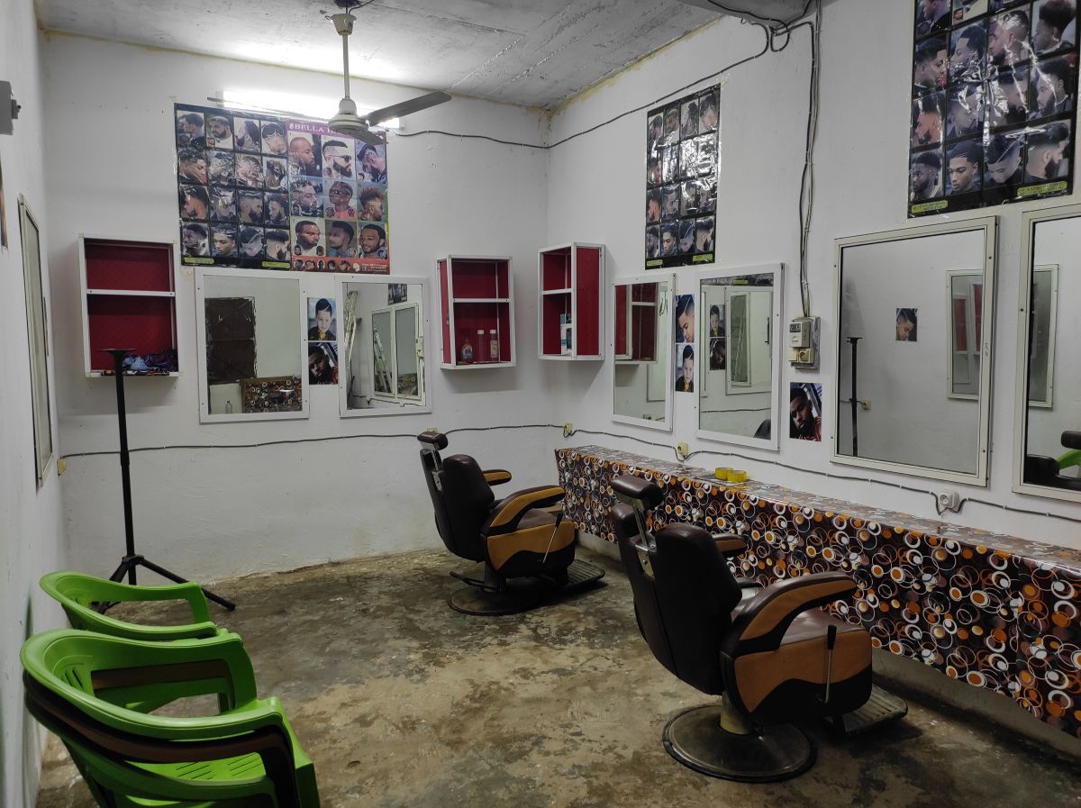 Vente spéciale matériel coiffure homme - miroirs, chaises, tondeuses ...