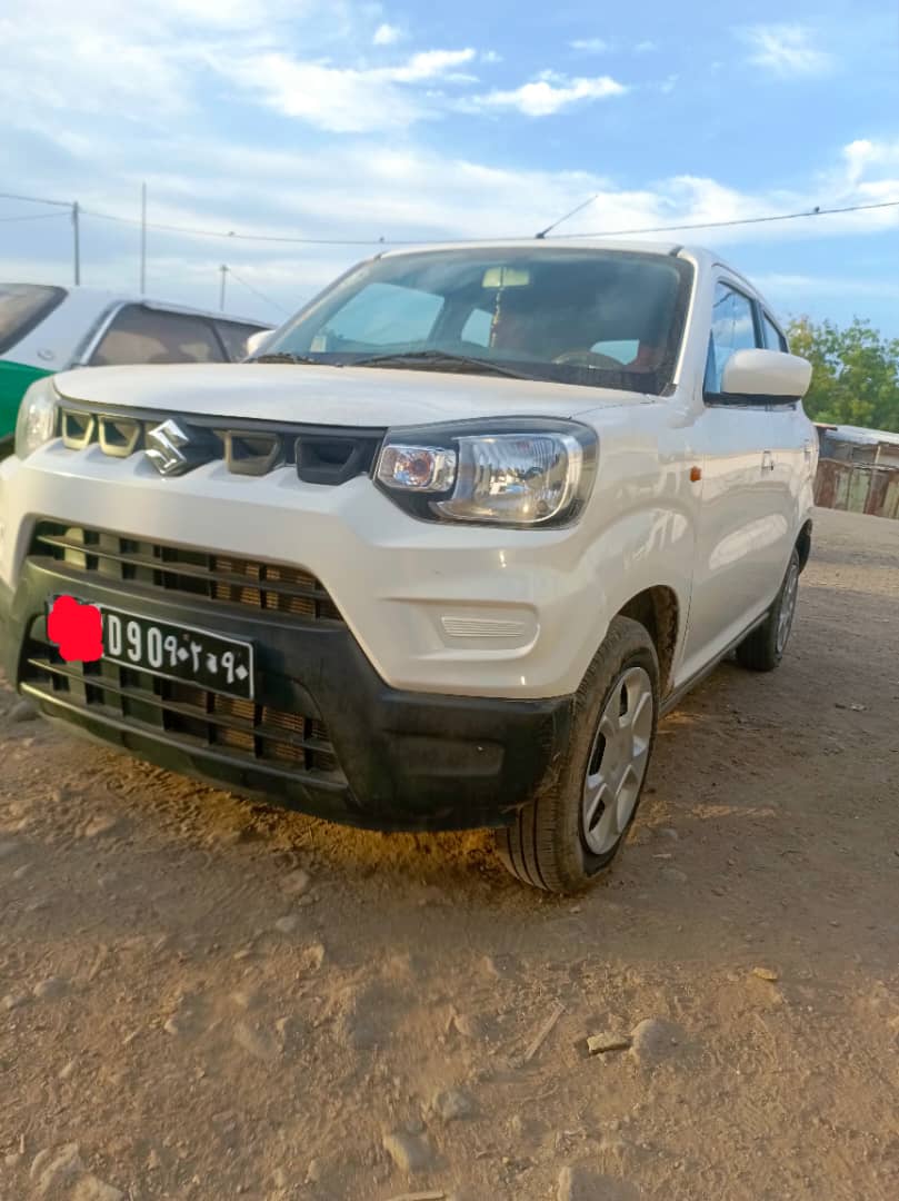 Voiture Suzuki Expresso 2021, essence, faible kilométrage, impeccable à ...