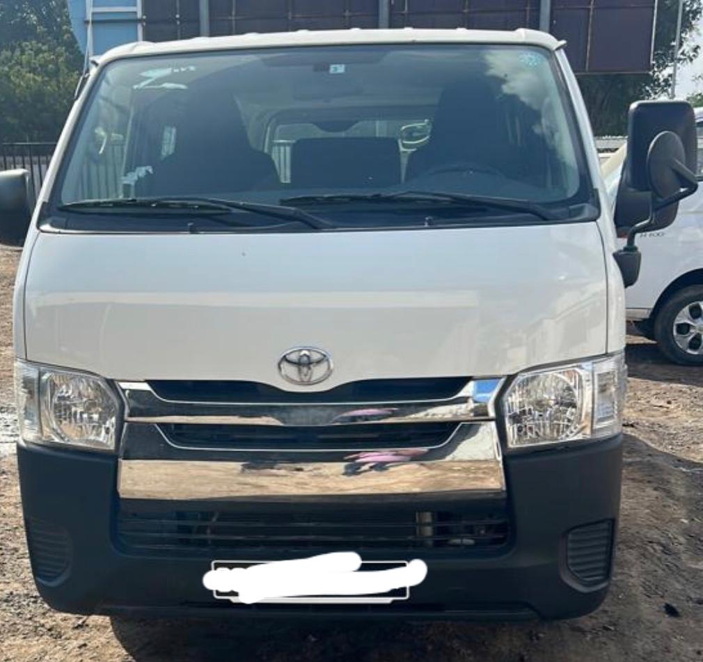 Mini bus Toyota Hiace 2017, diesel, climatisation, excellent état à ...