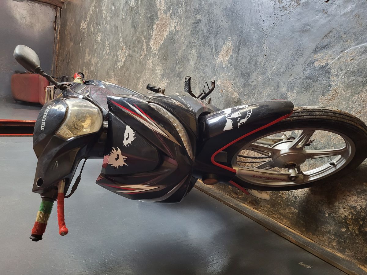 Moto Jincheng Noire 110 en Parfait État à Djibouti