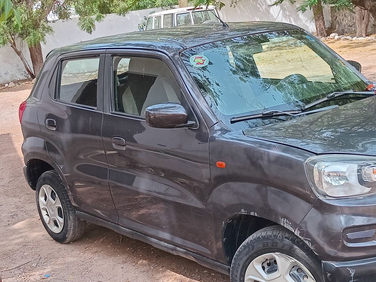 Suzuki Spresso 2021, boîte manuelle, gris, excellent état à Djibouti