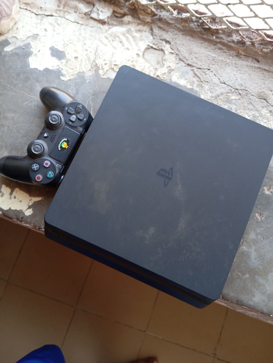 Playstation 4 Slim Pro en excellent état avec manette à Djibouti
