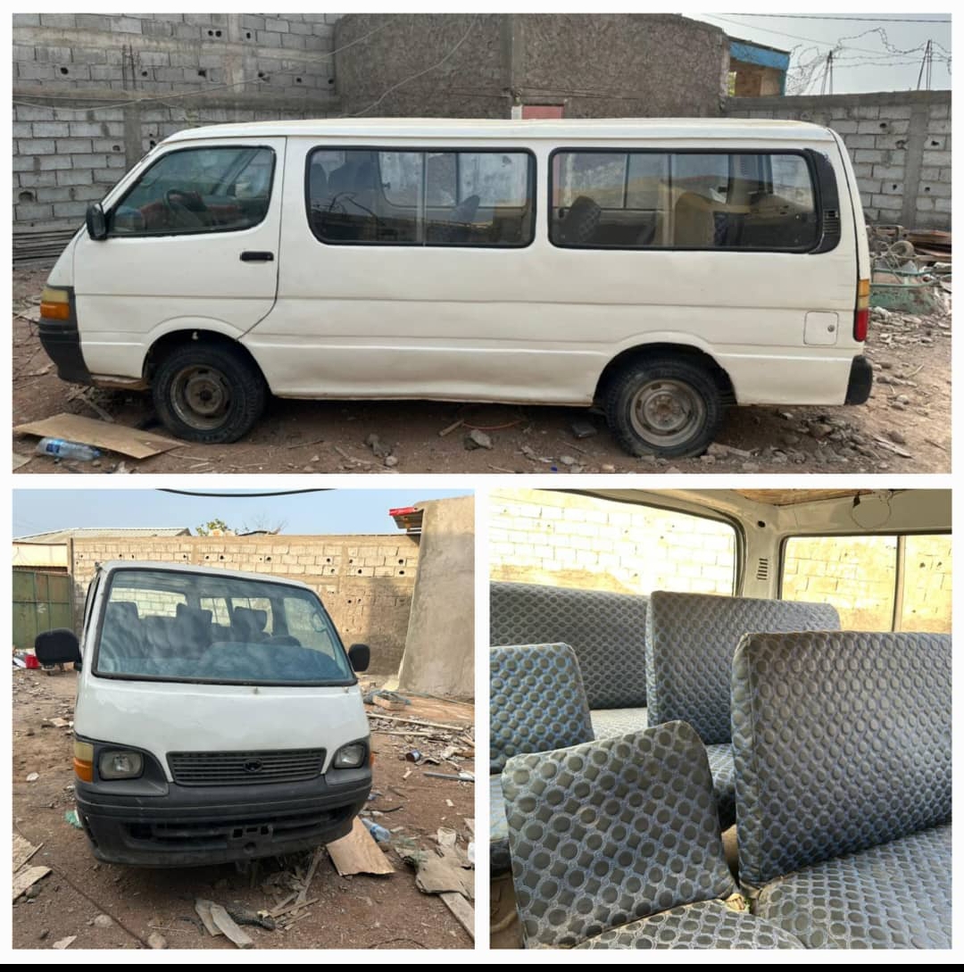 Toyota Hiace Mini-bus en bon état à Djibouti