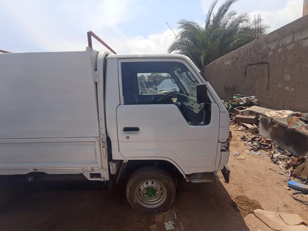 2 véhicules en excellent état à vendre : camion Howo et Toyota Dina, diesel, négociables à Djibouti