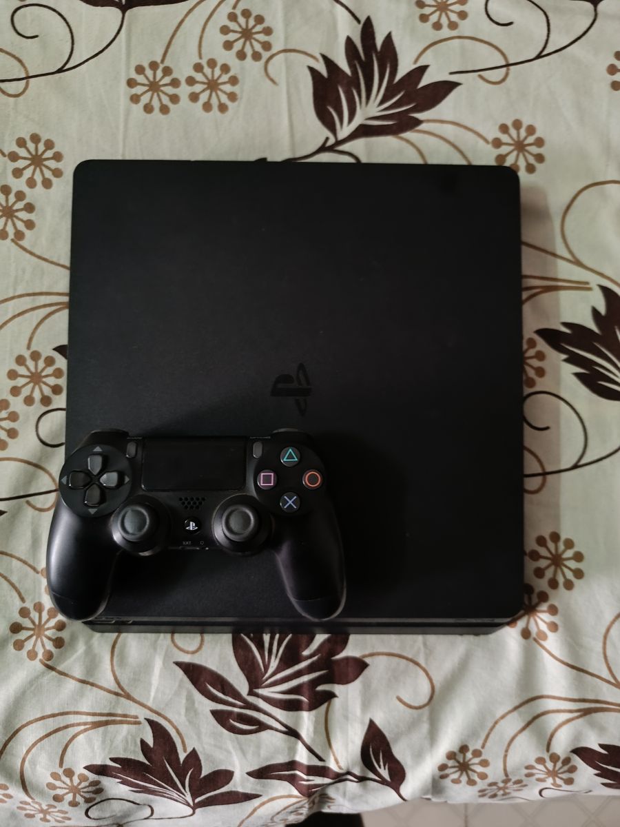 PS4 Slim en excellent état avec 6 jeux à Djibouti
