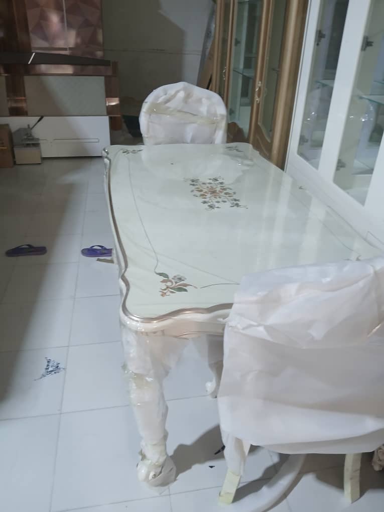 Table à manger et 6 chaises neuves, jamais installées à Djibouti