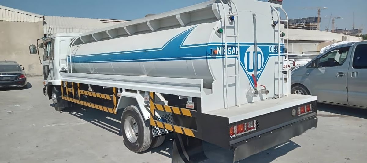 Camion citerne Nissan Diesel UD, modèle 2016 en excellent à Djibouti