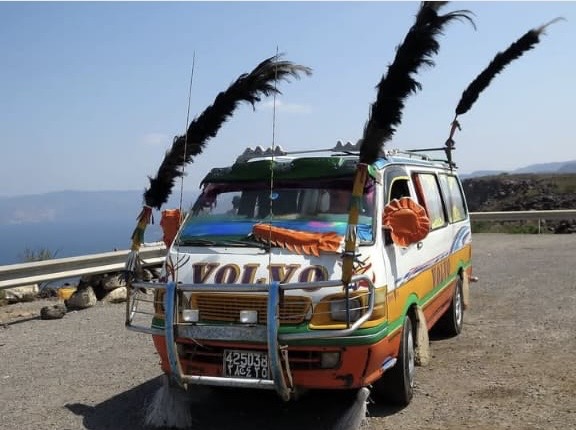 Mini-bus blanc en excellent état à vendre à Djibouti