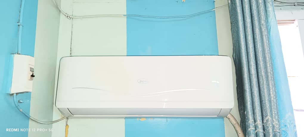 Climatiseur BOSH Split 1,5 ch modèle KT3F-12GW-X1 en bon état à Djibouti