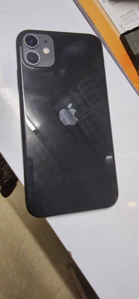 iPhone 11 64GB comme neuf, batterie d'origine, prix négociable à Djibouti