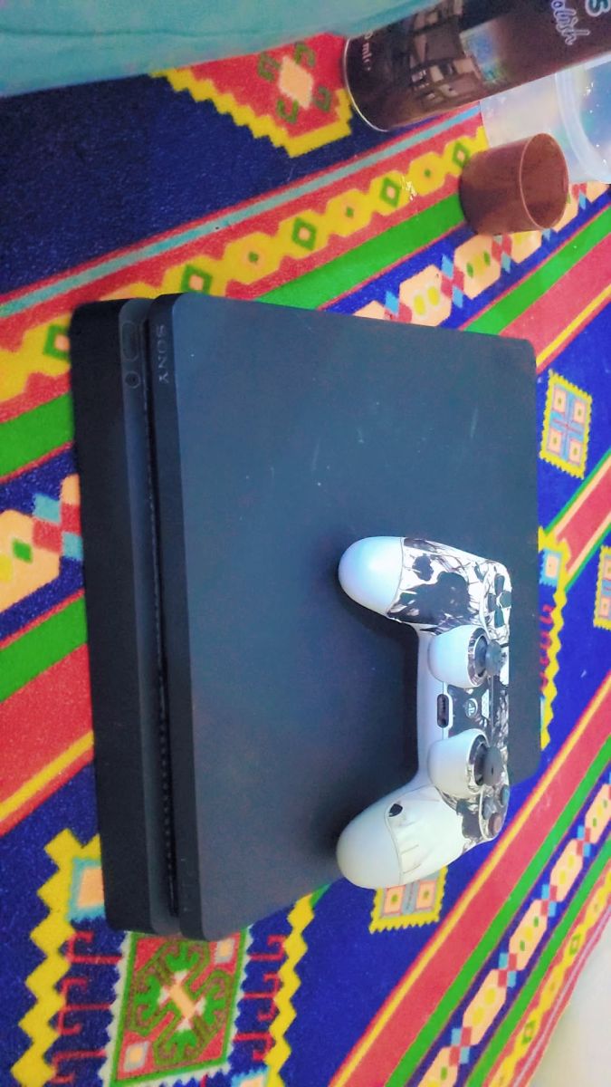 Console de jeu PS4 Slim avec manette incluse à Djibouti