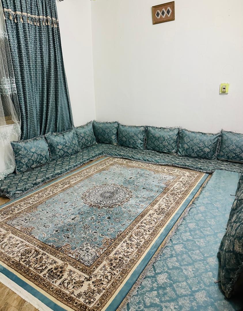 Qaci avec rideau et tapis en excellent état à Djibouti