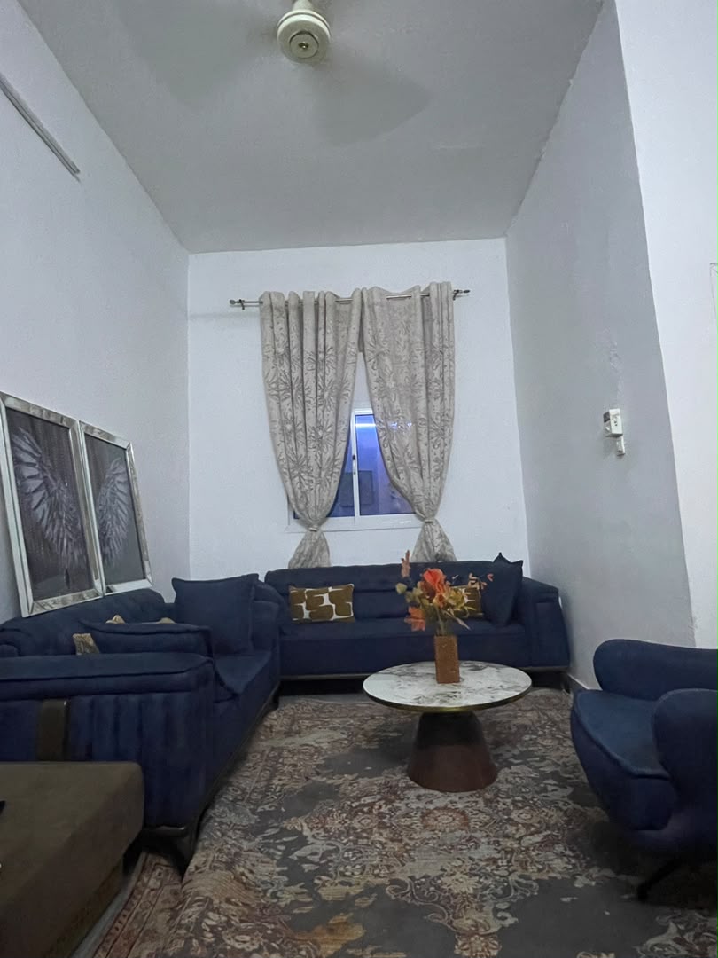 Salon moderne turc chic avec table basse et cadres assortis à Djibouti