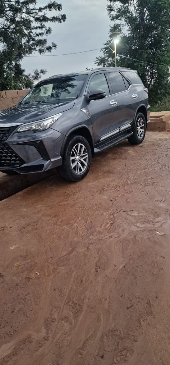 5 Voitures en excellent état à vendre : TOYOTA landcruiser PRADO 2021 ...
