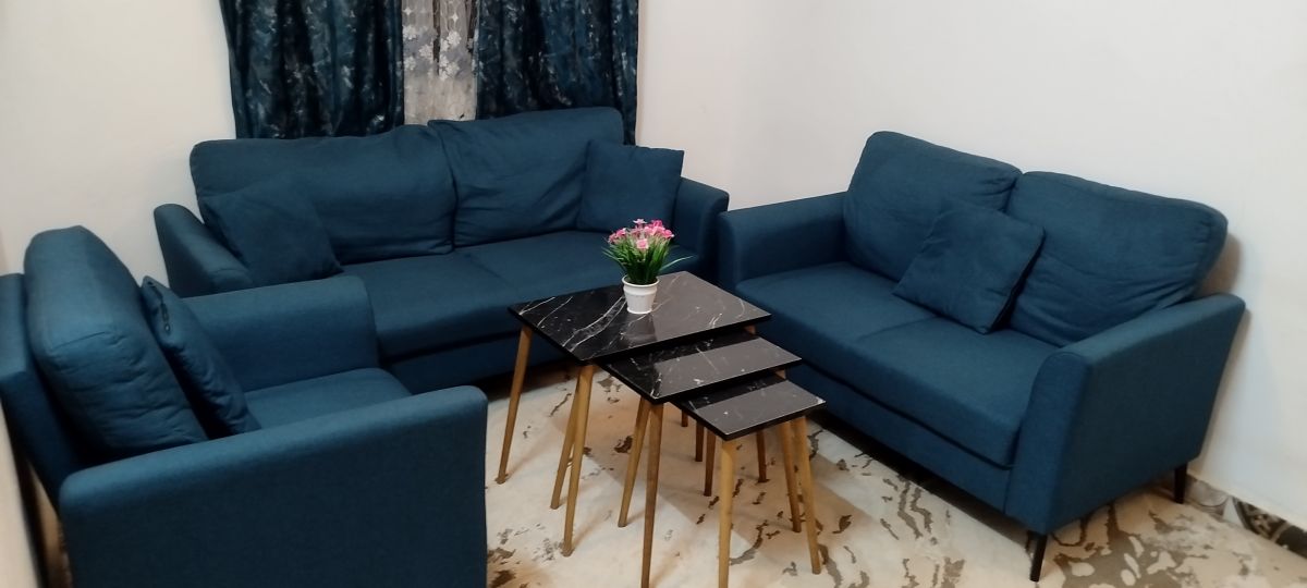 Salon neuf complet avec tables, tapis et rideaux à Djibouti